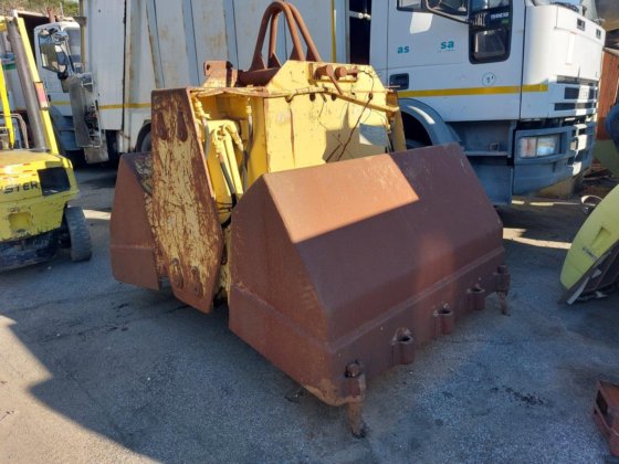 Usata Benna bivalve elettroidraulica in Roma, Italia