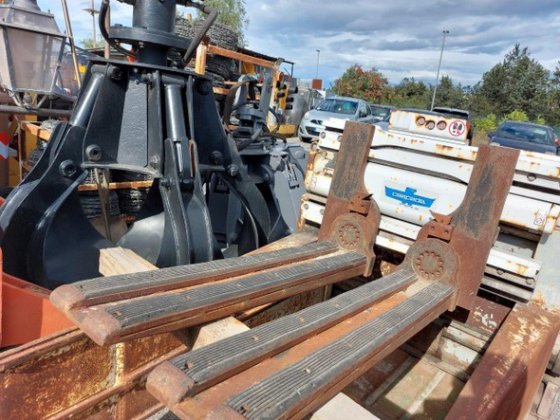 2001 Expandable and steerable forklift forks in Rome, Italy