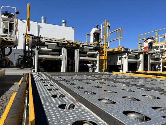 2006 JBT Commander 15w Wide Cargo Loader in Santa Fe Springs, CA, USA