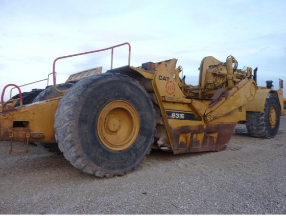 1989 CATERPILLAR 631 E in Estillac, France