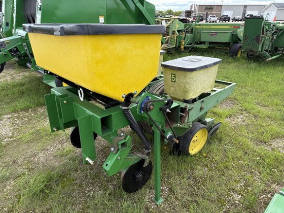 John Deere 7100 53401 in Hillsboro, WI, USA
