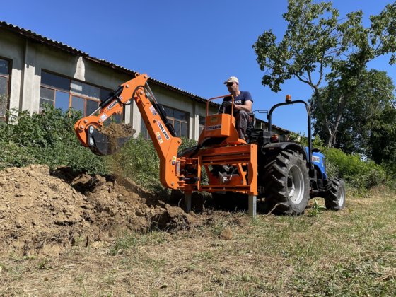 Nouvelle Rétrocaveuse universelle avec godet pour tracteurs agricoles à ...
