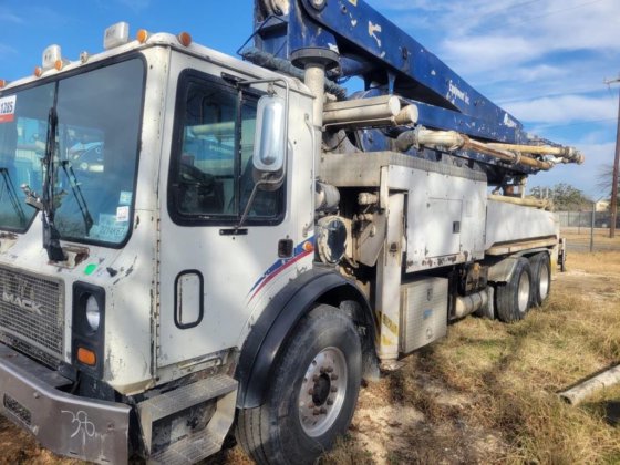 2006 MACK MR600 CONCRETE PUMP TRUCK in Miami, FL, USA
