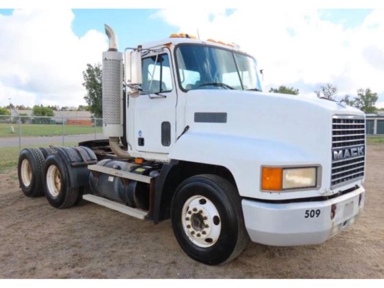 2000 MACK CH613 CAB & CHASSIS TRUCK in Miami, FL, USA