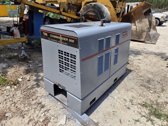 2003 LINCOLN COMMANDER 300 WELDING MACHINE in Miami, FL, USA