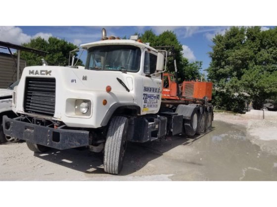 2000 MACK DM ROLL-OFF TRUCK in Miami, FL, USA