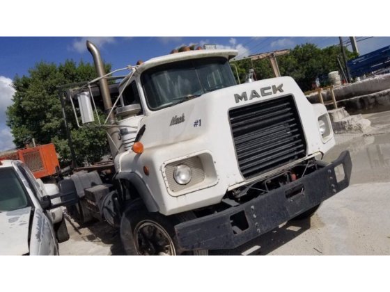 2000 MACK DM ROLL-OFF TRUCK in Miami, FL, USA