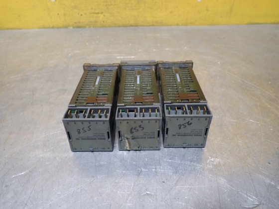 OMEGA 3pcs Omega Temperature Controller Lot. in Euclid, OH, USA