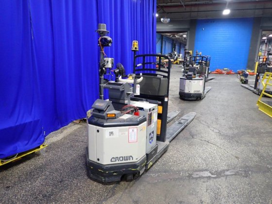 CROWN PC4500-60 ELECTRIC PALLET JACK in Euclid, OH, USA