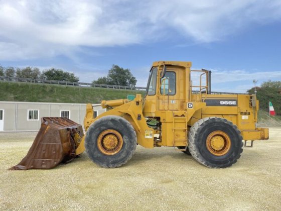 1990 CAT 966 E in Chiaravalle, Marche, Italy