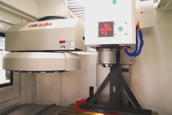 CNC 4 Axis Milling Machine Vmc650 Small Vertical Machining Center for ...