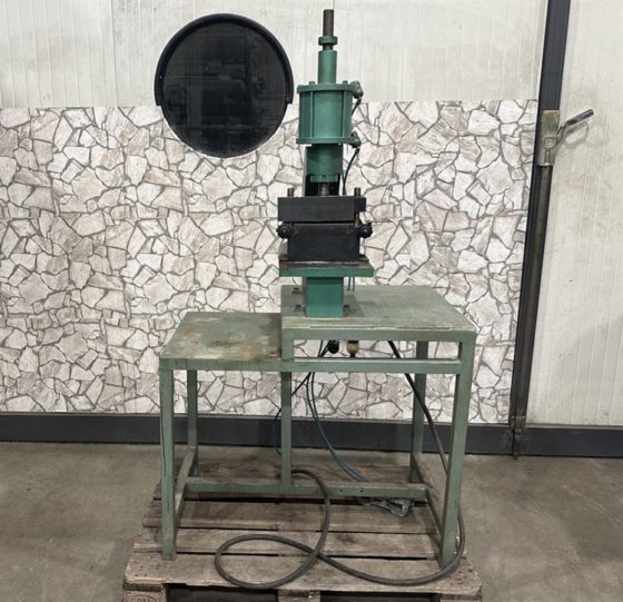 Shear - pneumatic shear with bench in San Fior, Italy