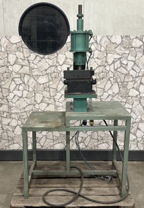 Shear - pneumatic shear with bench in San Fior, Italy