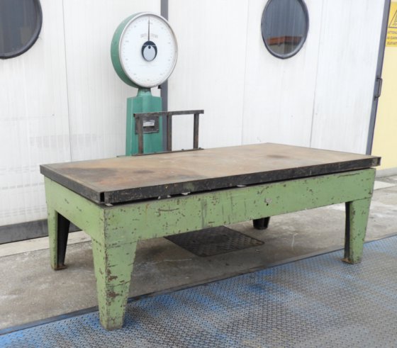 Scale weighs 500 kg on platform in San Fior, Italy