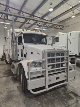 2007 Peterbilt 357 in Calgary, Alberta, Canada