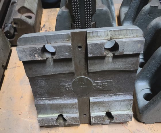 BULLARD LARGE TABLE JAWS 4 T BOLT BASE in Cleveland, OH, USA