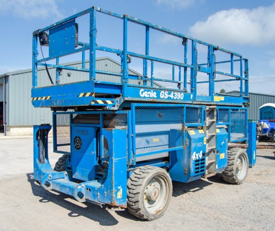 Genie GS4390 diesel driven scissor lift access platform Year: 2014 S/N ...