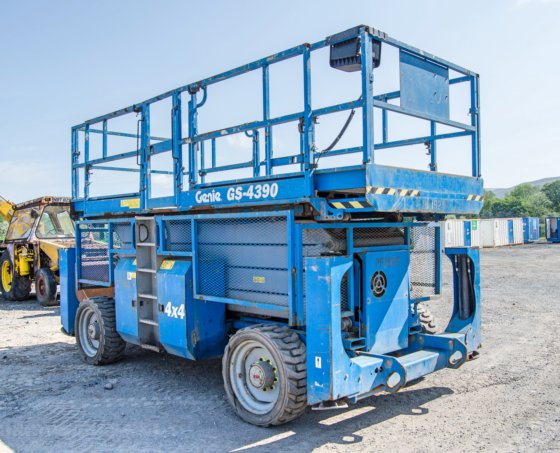 Genie GS4390 diesel driven scissor lift access platform Year: 2014 S/N ...