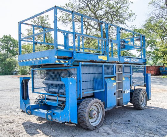 Genie GS4390 diesel driven scissor lift access platform Year: 2014 S/N ...