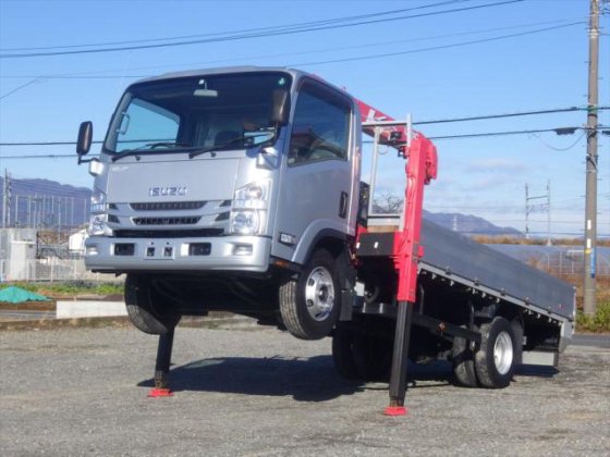 Isuzu ELF small-sized vehicle heavy equipment transportation Self ...