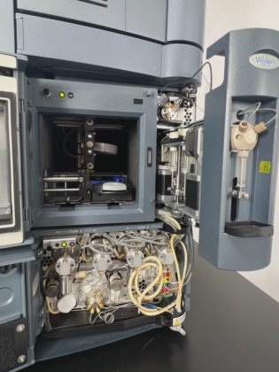 Waters Acquity UPLC HPLC TUV FLR organizer sample and binary manager ...