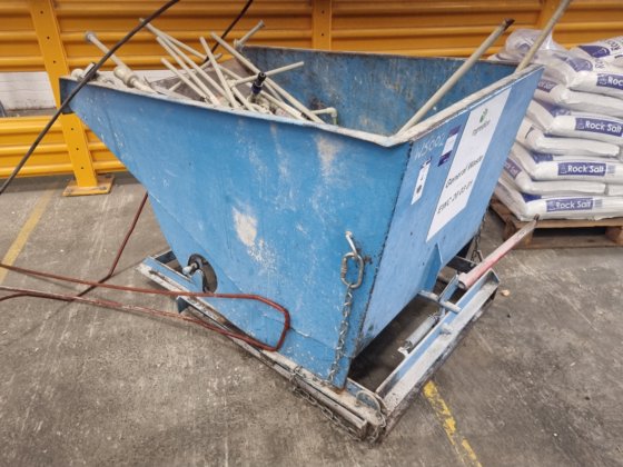 FORKLIFT MOUNTING TIPPING SKIP in Goole, England, United Kingdom