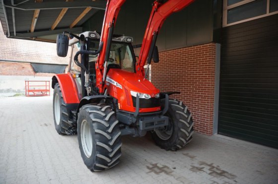 2018 Massey Ferguson 5710S Dyna-4 Front Loader in Borken, Germany