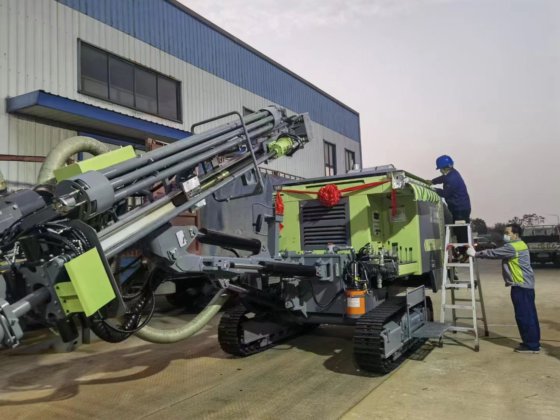 Crawler type open-pit integrated drilling car Water well drilling rig ...