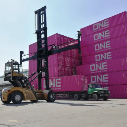 Loader Container Handler 7 Layers 9 Ton Empty container handling truck in Shanghai, China