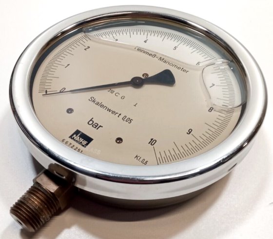 Precision manometer scale value 0.05 connection below, 0-10 bar ...
