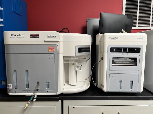 Life Technologies Attune NXT AFC2 w/ Attune NxT Autosampler. Blue and ...