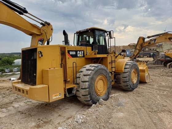 2015 CAT 986 H in Saint-Denis, France