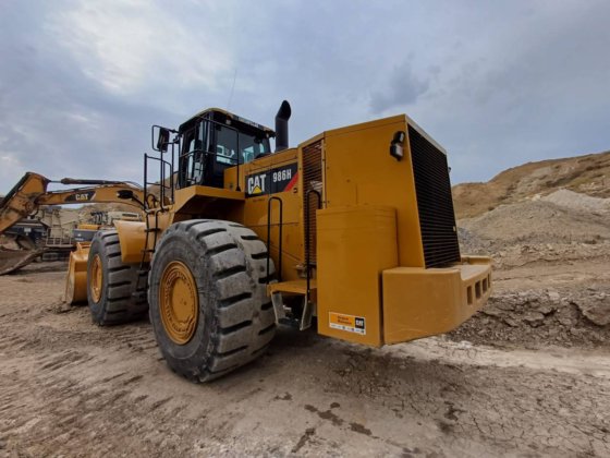 2015 CAT 986 H in Saint-Denis, France