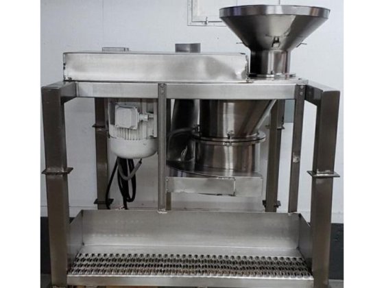 Quadro Mill Quadro comil model 196s #6273 in Montreal, Quebec, Canada