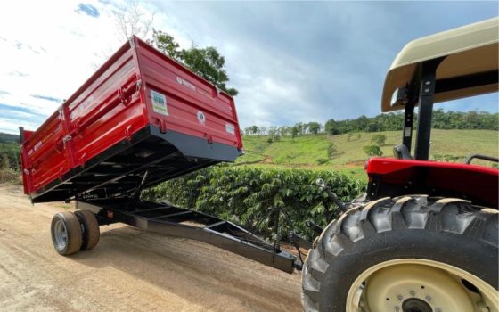 TRITON Hydraulic metal trailer in Itarana, Brazil