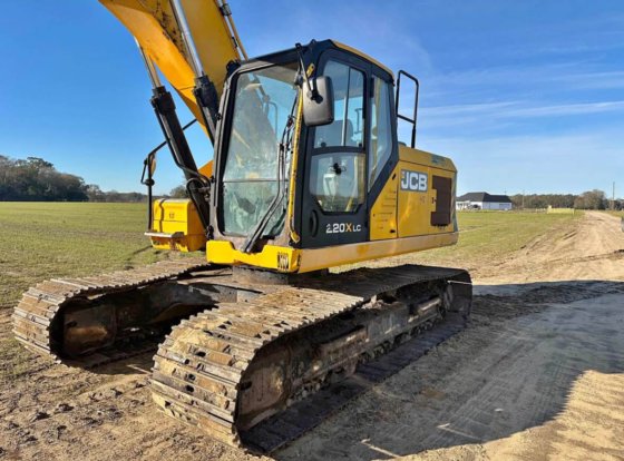 2018 JCB 220X LC in Belleville, MI, USA