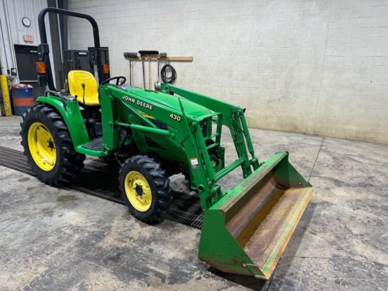2002 John Deere 4410 4x4 tractor loader in Myerstown, PA, USA