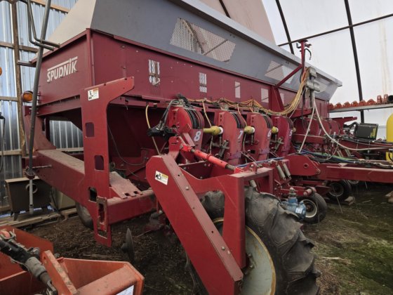 8080 Spudnik 8 Row 34in Cup Type Pull Type Planter in Manitoba, Canada