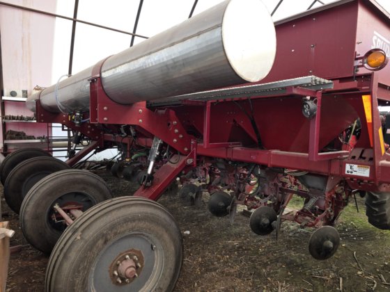 8080 Spudnik 8 Row 34in Cup Type Pull Type Planter in Manitoba, Canada