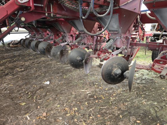 8080 Spudnik 8 Row 34in Cup Type Pull Type Planter in Manitoba, Canada