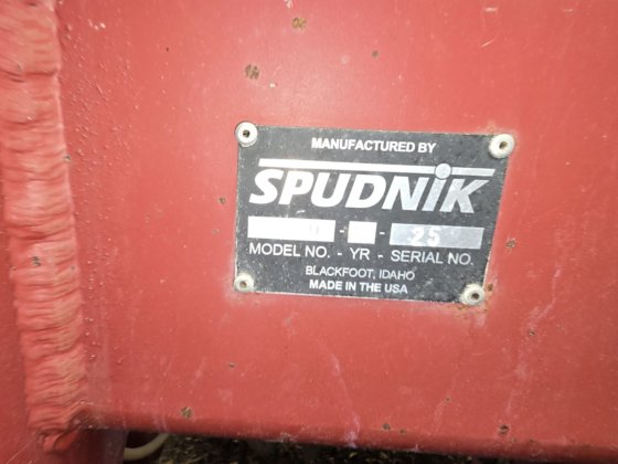 8080 Spudnik 8 Row 34in Cup Type Pull Type Planter in Manitoba, Canada
