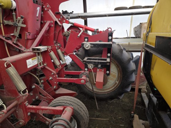 8080 Spudnik 8 Row 34in Cup Type Pull Type Planter in Manitoba, Canada