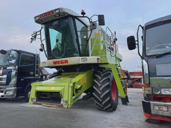 1998 CLAAS MEGA 204 DOMINATOR Harvester in Tomakomai, Hokkaido, Japan