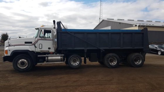 2002 Mack 700 CL700 Tri Axle Dump in Puslinch, Ontario, Canada