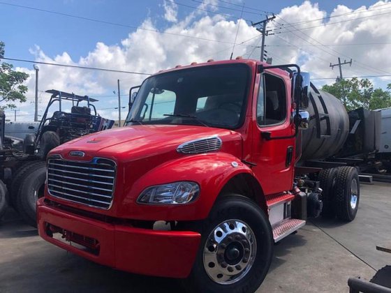2019 FREIGHTLINER BUSINESS CLASS M2 106 in Miami, FL, USA