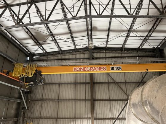 Konecranes traveling crane with a load capacity of 10 tons and a 15 ...