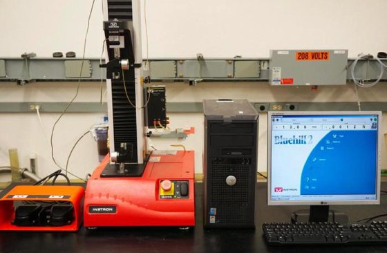 Instron 3345 testing machine with 1125lbf (5kN) capacity and 500N (112 ...