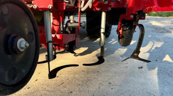 Steketee IC weeder automatic intra-row hoeing machine for vegetables in ...