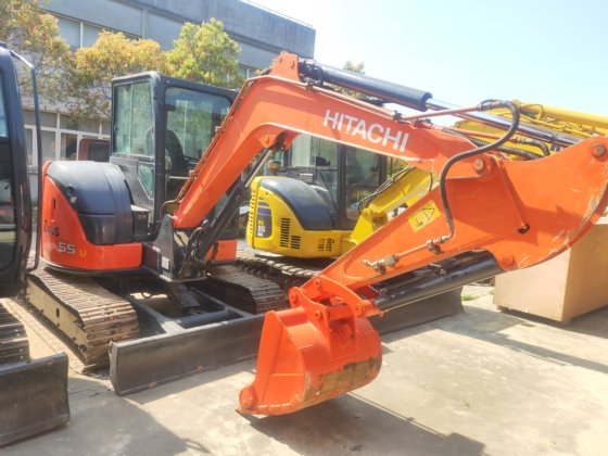 Cheap Hitachi EX55 excavator in Shanghai, China
