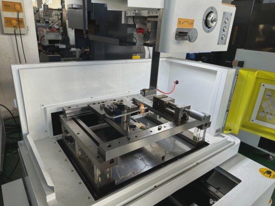 Electric Erosion Wire Cutting EDM Machine with Servo Motor and Linear ...